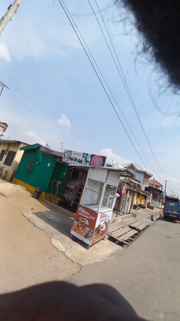 Fast food Patience Banku & Tilapia Joint, Akra, foto