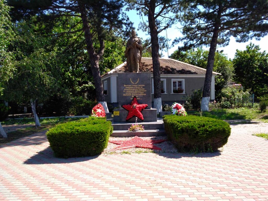 Anıt, heykel Братская могила советских воинов и партизан. 1943г.,1944г, Kırım Cumhuriyeti, foto