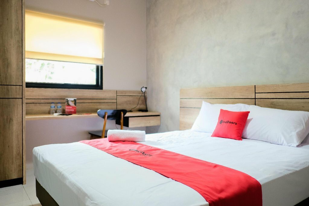 Otel RedDoorz near Trans Studio Mall Cibubur 3, Depok, foto