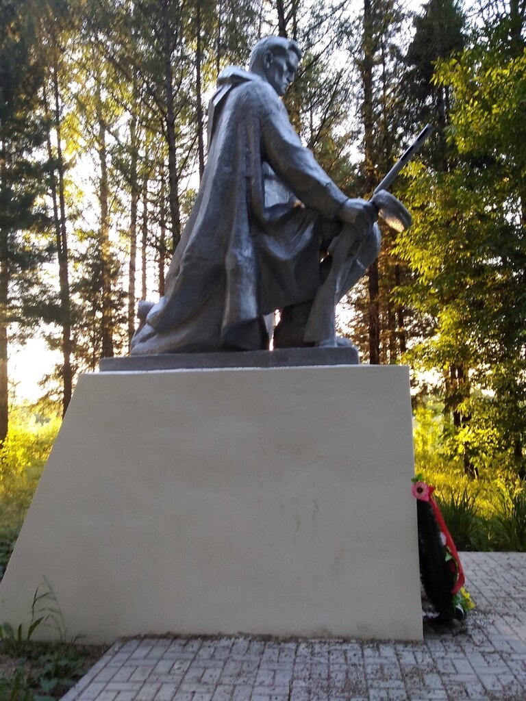 Anıt, heykel Коленопреклоненный солдат, Kirovskaya oblastı, foto