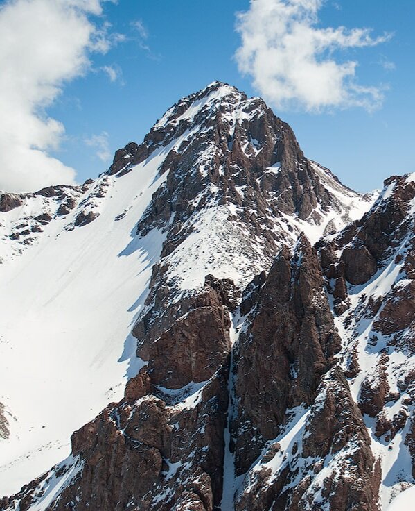 Dağ zirvesi Antikainen Peak 4146 meters, Almatı eyaleti, foto