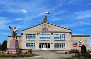 Культурно-досуговый центр, дом культуры и библиотека села Преградного (Krasnaya ulitsa No:78А, selo Pregradnoye), kültür ocakları  Stavropolski krayından