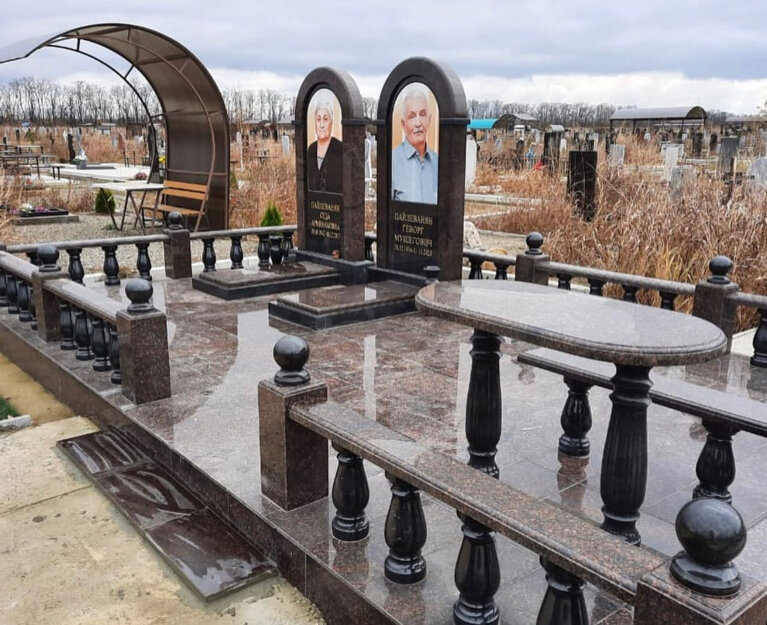 Heykel ve mezarlık taşı üreticileri Tombstones, Krasnodarski krayı, foto