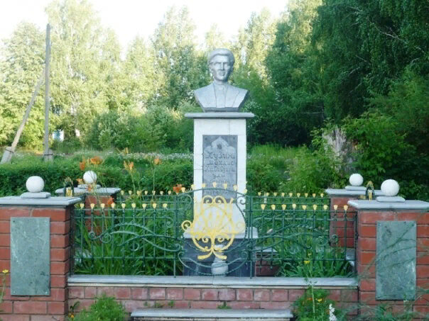 Anıt, heykel Хузину Мухлису - первому учителю с. Зириклы, участнику Великой Отечественной войны, погибшему в 1943 г. на фронте, Başkurdistan, foto