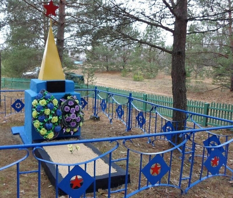 Anıt, heykel Братская могила советских воинов, Gomelskaya oblastı, foto