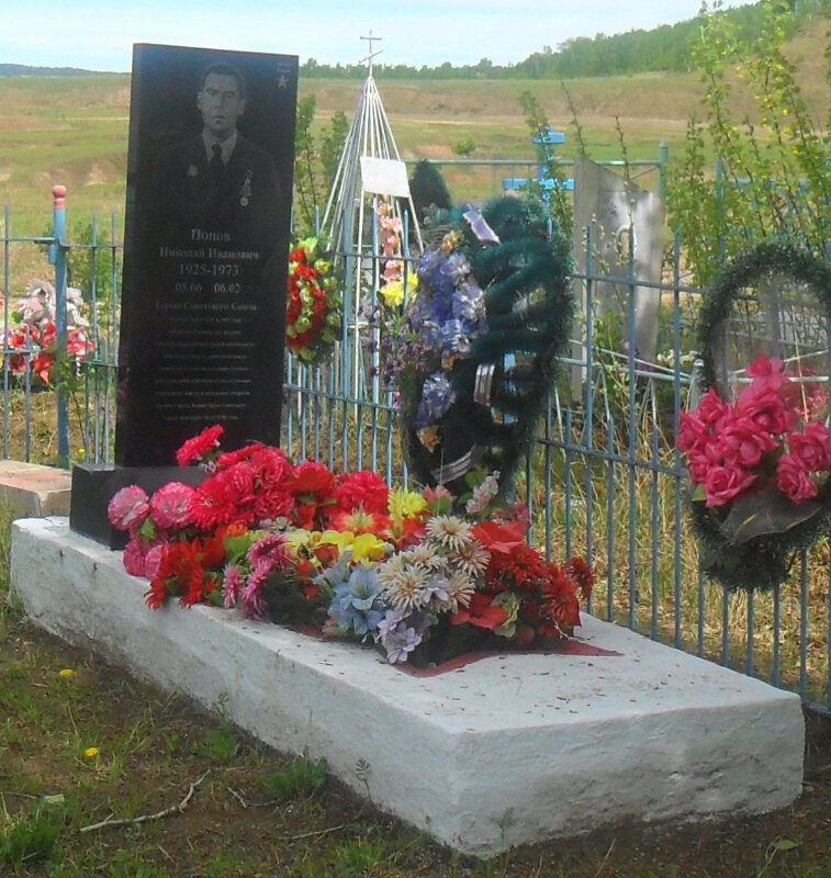 Ünlü kişilerin mezarları Герой Советского Союза Н.И. Попов, Sretensk, foto
