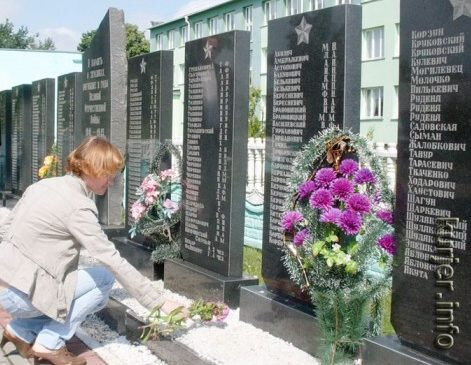 Anıt, heykel Погибшим землякам, Minskaya oblastı, foto