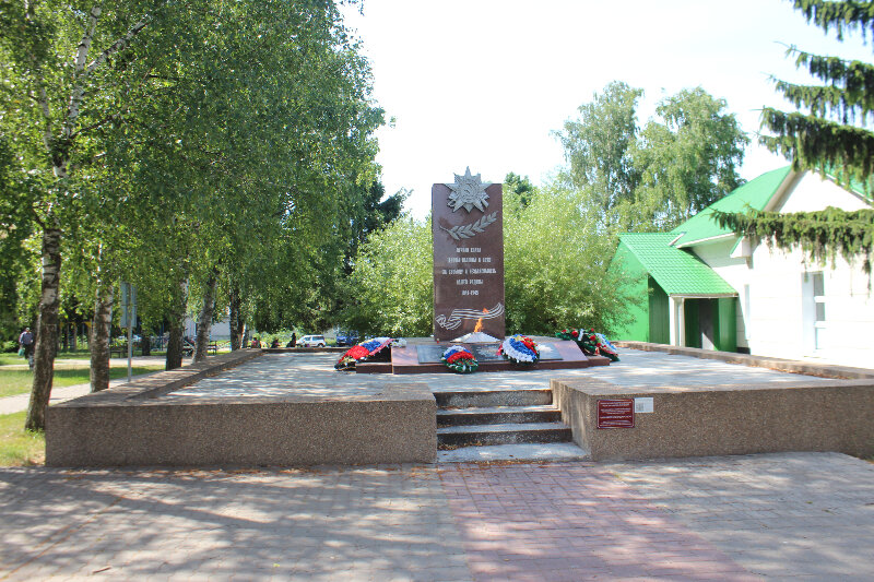 Anıt, heykel Братская могила советских воинов, погибших в боях с фашистскими захватчиками, Belgorodskaya oblastı, foto