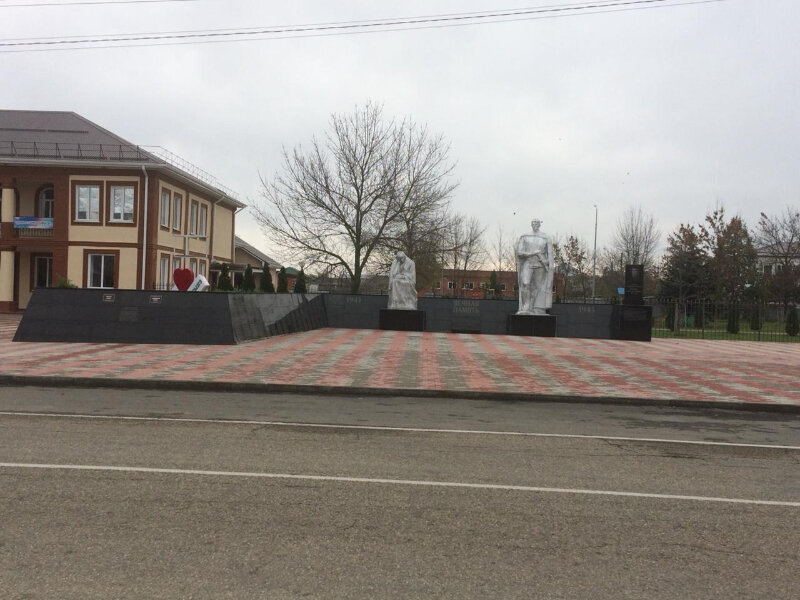 Anıt, heykel Братская могила, Adıge Cumhuriyeti, foto