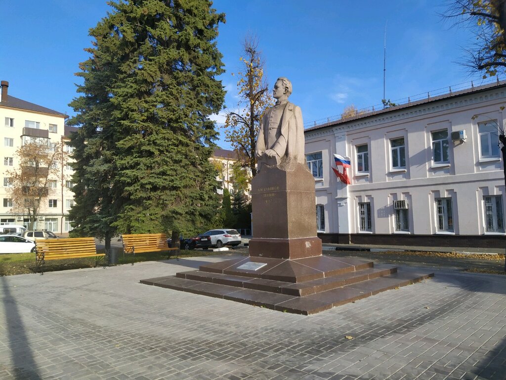 Anıt, heykel Ульянов-гимназист, Ulyanovsk, foto