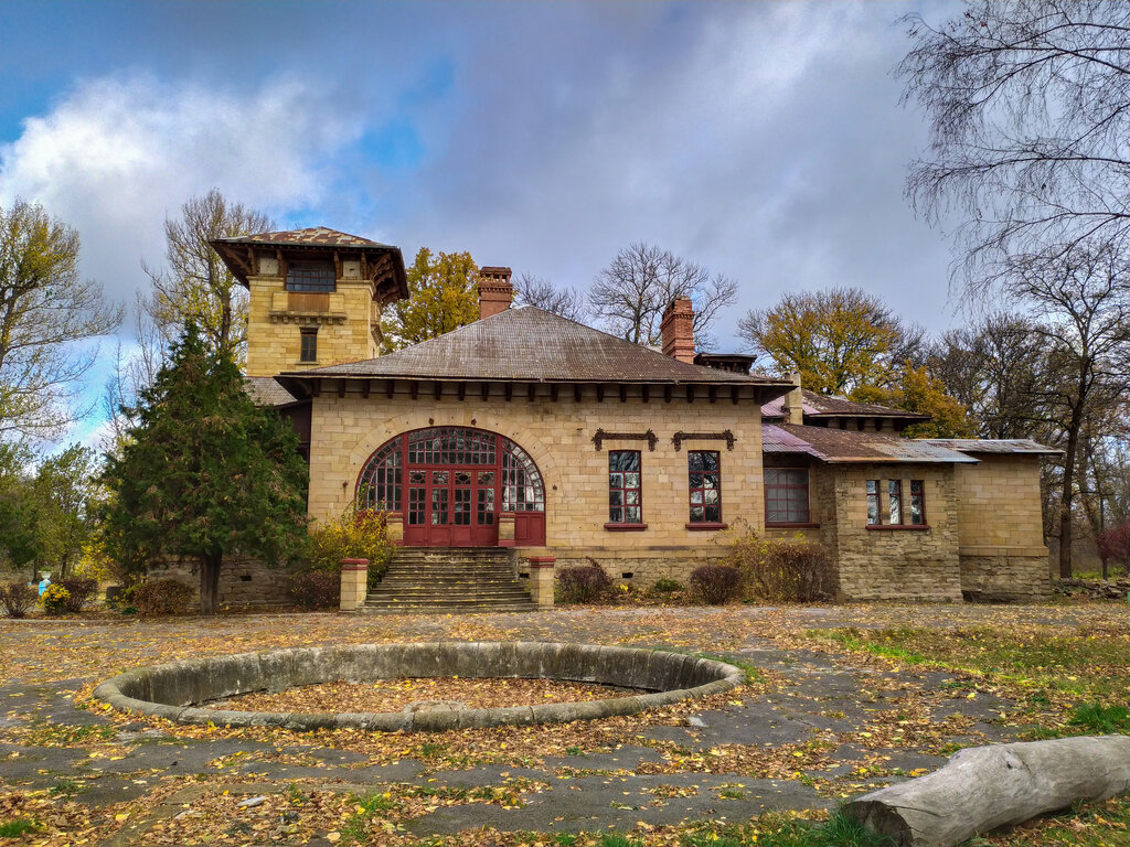 Turistik yerler Kasimir Mstsikhovskiy's manor, Lugansk Bölgesi, foto