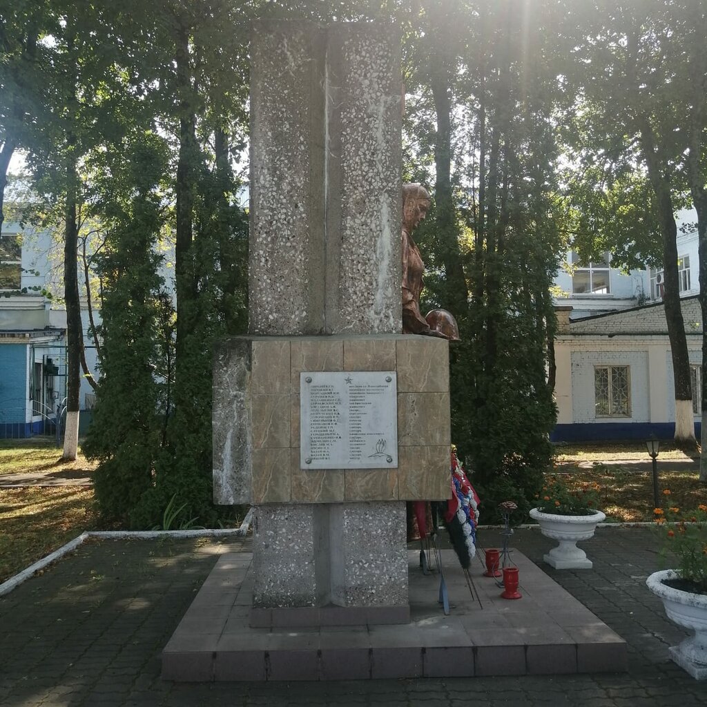 Anıt, heykel Воинам-вагонникам, Uneça, foto