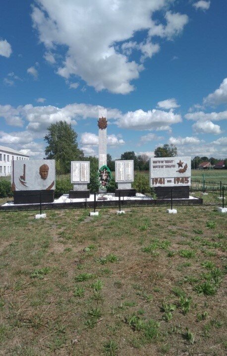 Anıt, heykel Обелиск погибшим воинам, Permski krayı, foto