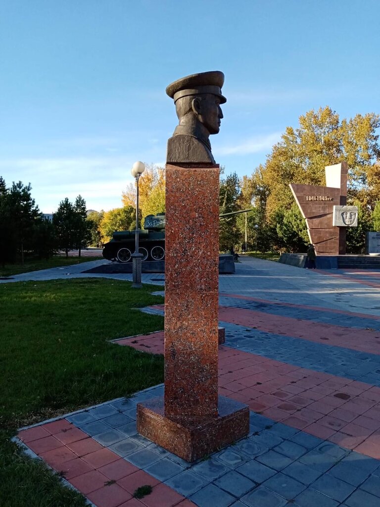 Anıt, heykel Герой Советского Союза Кечил-оол Тулуш Балдан, Kızıl, foto