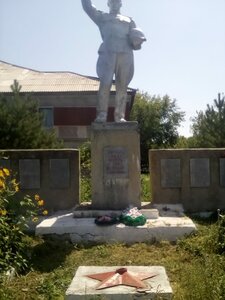 Воинам-землякам, погибшим в годы Великой Отечественной войны (Novosibirsk Region, Chistoozyorny rayon, selo Romanovka), anıt, heykel  Novosibirskaya oblastından