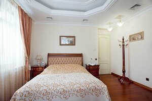 Bortnichi House (2nd Bortnytskyi Lane No:17, Kyiv), otel  Kiev'den