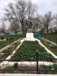 Памятник погибшим в Великой Отечественной войне (Rostov Region, Peschanokopskiy rayon, selo Rassypnoye, ulitsa Lenina), anıt, heykel  Rostovskaya oblastından