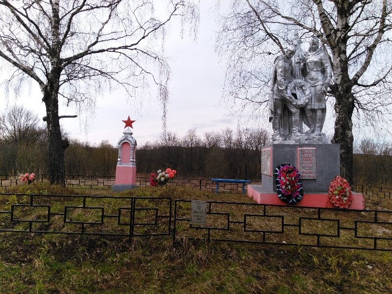 Anıt, heykel Братская могила советских воинов, Kalujskaya oblastı, foto