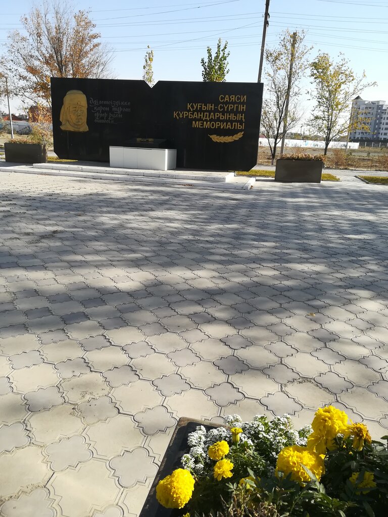 Anıt, heykel Memorial to Victims of Political Repressions, Atırav, foto