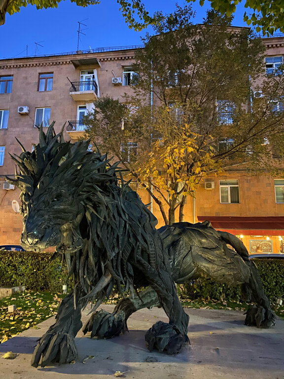 Park, sokak heykeli Aslan 2, Erivan, foto