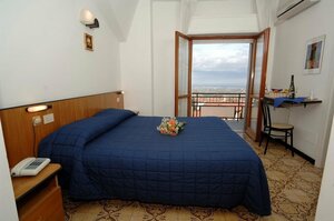 Hotel Crocenzi (Borgo Maggiore, Via Ventotto Luglio), otel  Borgo Maggiore'den