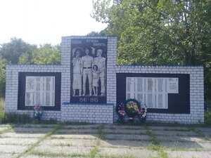 Стела воинам-односельчанам, погибшим в годы Великой Отечественной войны (Kursk Region, Oboyanskiy rayon, selo Rudavets), anıt, heykel  Kurskaya oblastından