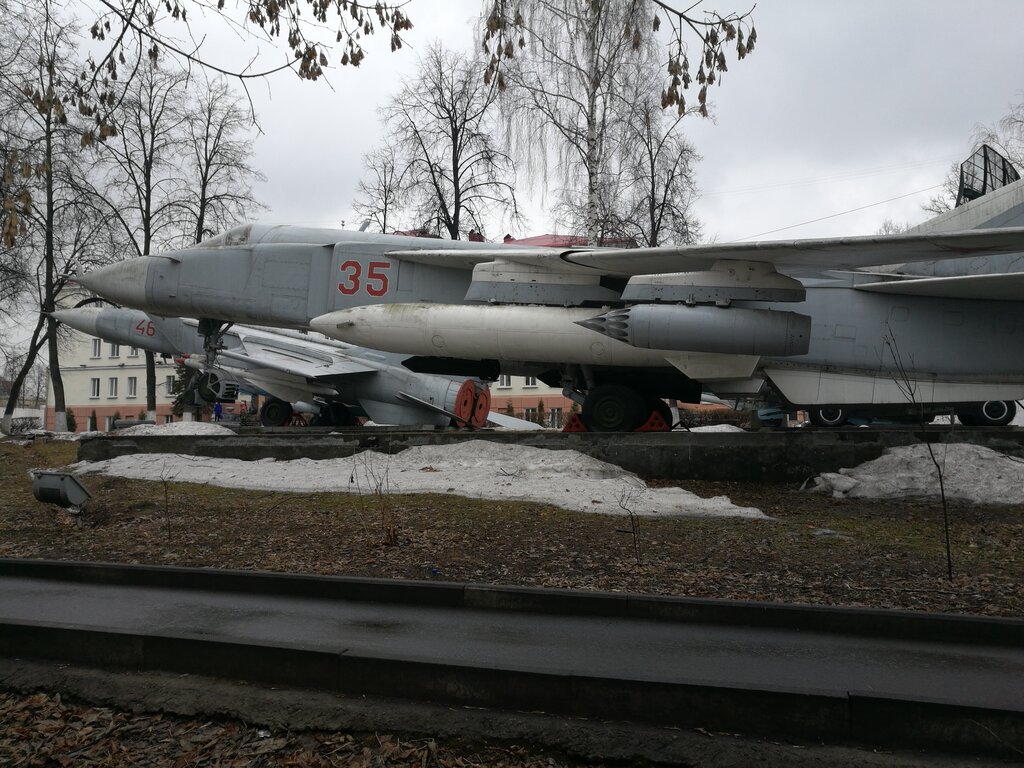 Teknoloji anıtı Истребитель-бомбардировщик Су-17М3, Yekaterinburg, foto