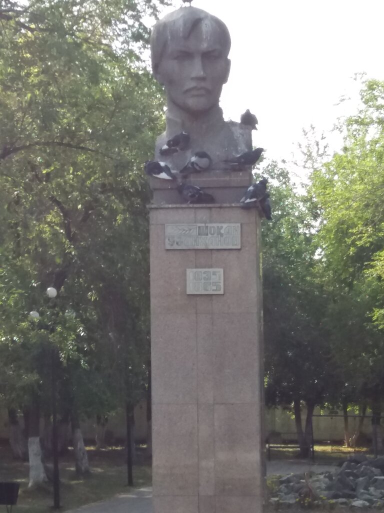 Anıt, heykel Ch. Ch. Valikhanov, Petropavl (Petropavlovsk), foto