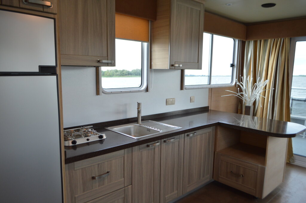 Tersaneler Lodka Haus - boat, pontoon and houseboat factory, Saratovskaya oblastı, foto