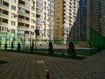 Спортивная площадка (ulitsa Dmitriya Blagoyeva No:31к2, Karasunskiy City administrative district, mikrorayon Gidrostroiteley), spor alanı  Krasnodar'dan