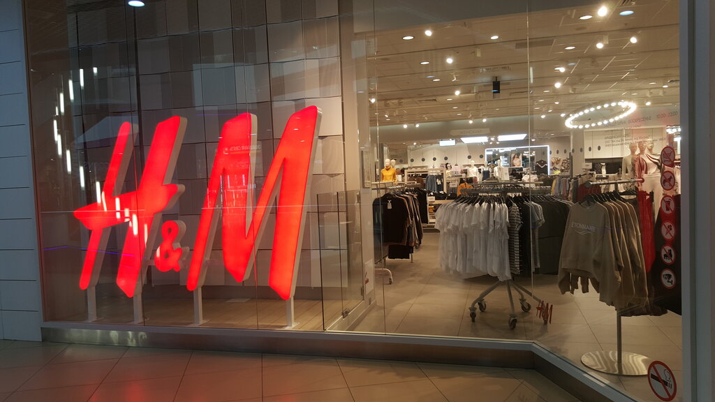 Giyim mağazası H&M, Murmansk, foto