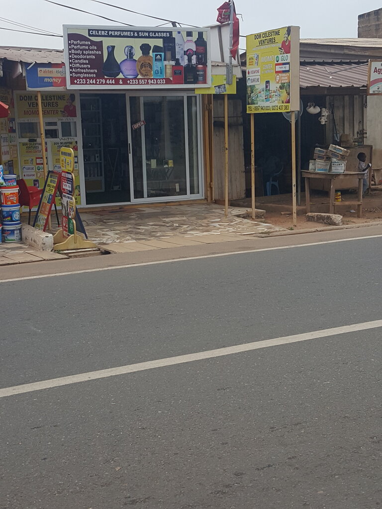 Kozmetik ve parfümeri mağazaları Celebs perfumes & sunglasses, Dünya, foto