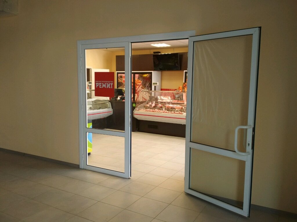 Kasap, şarküteri Vkusnye kolbasy, firmenny magazin Remit, Vladimir, foto