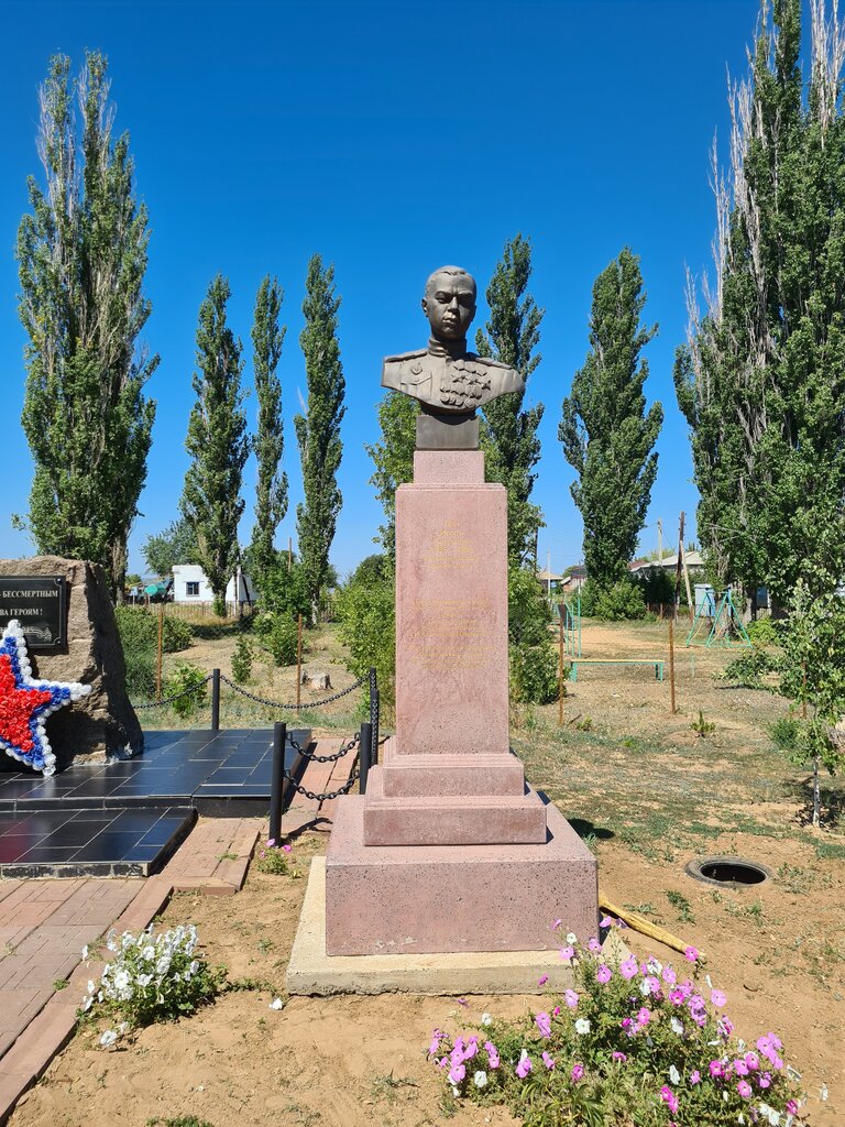 Anıt, heykel Бюст полного кавалера ордена Славы Пена Игоря Петровича, Saratovskaya oblastı, foto