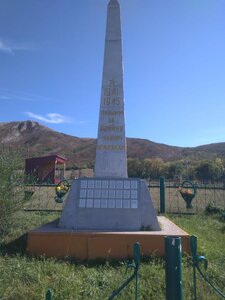 Воинам, павшим в Великой Отечественной войне (Altai Territory, Krasnoshchyokovskiy rayon, Chinetinskiy selsovet, selo Chineta), anıt, heykel  Altayski krayından
