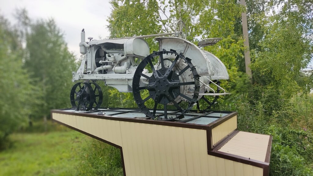 Teknoloji anıtı Трактор Универсал ВТЗ-1, Ulyanovskaya oblastı, foto