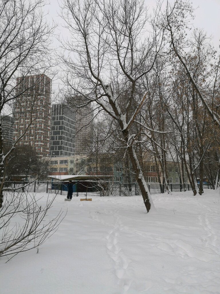 Anaokulları Shkola № 319 Doshkolnoye otdeleniye Zdaniye № 6, Moskova, foto