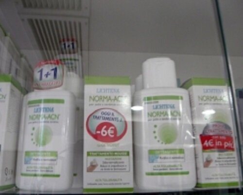 Kozmetik ve parfümeri mağazaları Farmacia Luca Giordano - Vomero, Napoli, foto