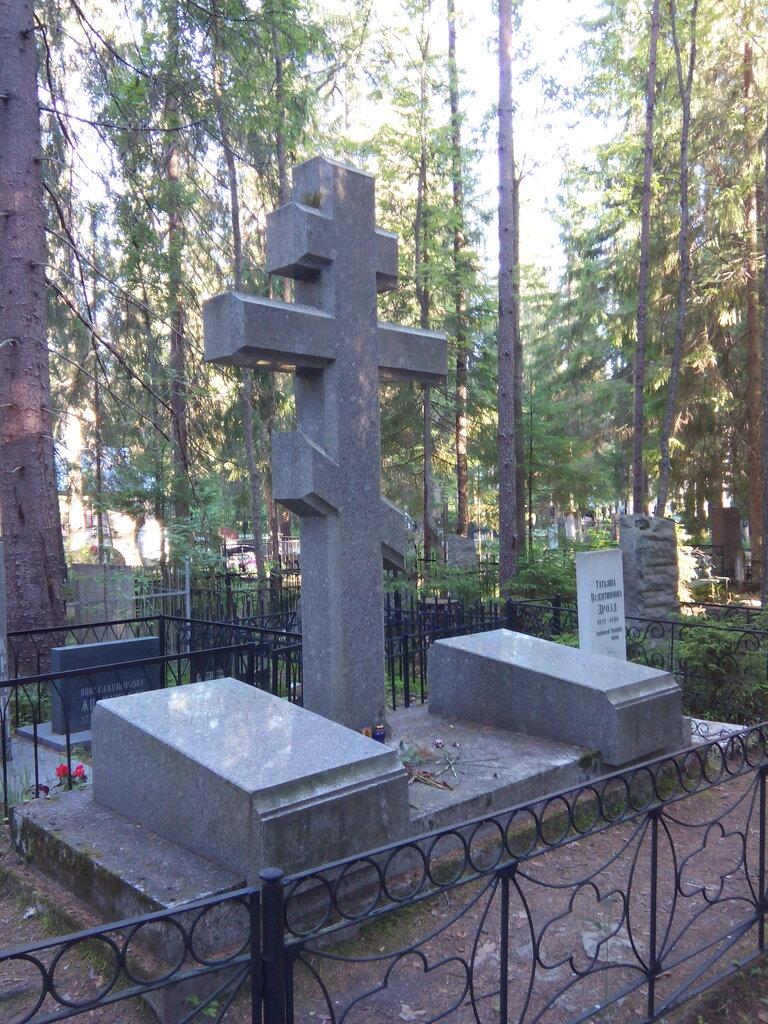 Ünlü kişilerin mezarları Дмитрий Сергеевич Лихачёв, Saint‑Petersburg, foto