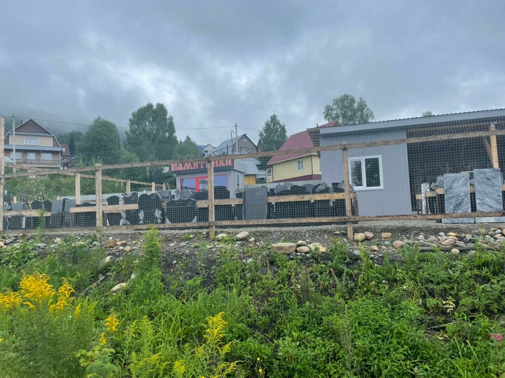 Heykel ve mezarlık taşı üreticileri Памятники, Mejdureçensk, foto