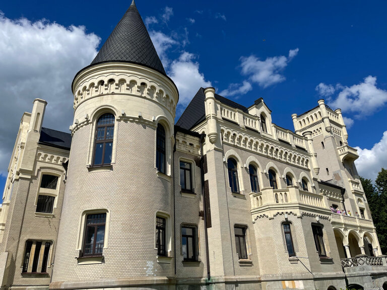 Kafe Zamok Ponizovkina, Yaroslavskaya oblastı, foto