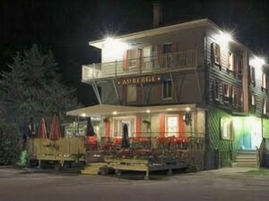 Auberge de la Rive de Charlevoix (Quebec, Laurentides administrative region, Deux-Montagnes Regional County Municipality, municipality of Saint-Placide, Rue de l'Église), otel  Dünya'dan