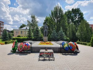 Братское захоронение советских воинов, погибших в 1941-44 гг. (Leningrad Region, Tosno), anıt, heykel  Tosno'dan