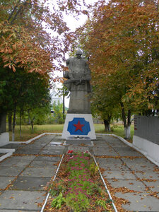 Братская могила воинов (Kharkivska Region, Chuguevskiy District, Zmiivska miska hromada, selyshche miskoho typu Zidky, Fabrychna vulytsia), anıt, heykel  Harkivska oblastından