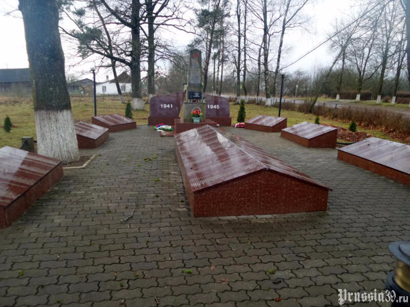 Anıt, heykel Братская могила советских воинов, погибших в январе 1945 года, Kaliningradskaya oblastı, foto