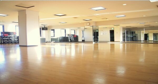 Fitness kulüpleri コナミスポーツクラブ 上新庄, Osaka, foto
