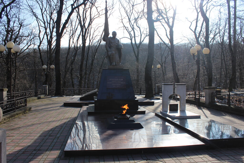 Anıt, heykel Павшим защитникам города, Zheleznovodsk, foto