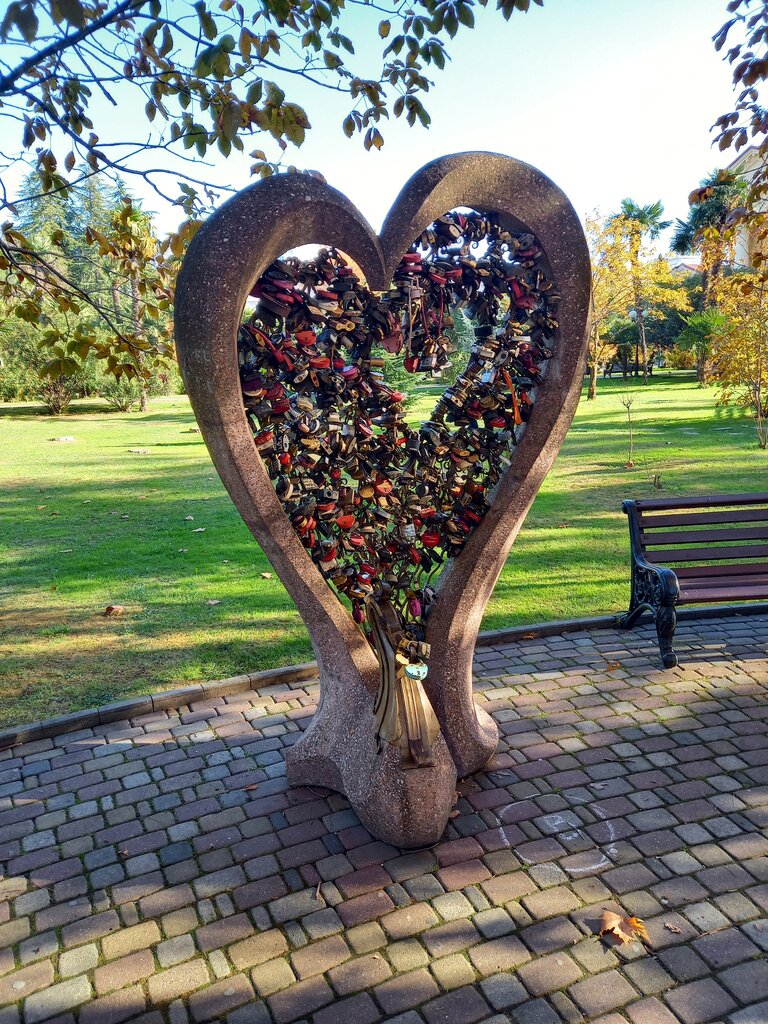 Park, sokak heykeli the Loving Peacock, Soçi, foto