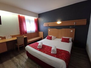 Atalante Hotel (Auvergne-Rhône-Alpes, Ain, Arrondissement de Gex, Ferney-Voltaire, Rue de Genève, 46), otel  Annemasse'tan