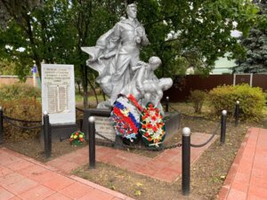 Мемориал павшим воинам в годы ВОВ (Moscow Region, Leninskiy City District, derevnya Spasskoye, Spasskiy proyezd), anıt, heykel  Moskova ve Moskovskaya oblastından